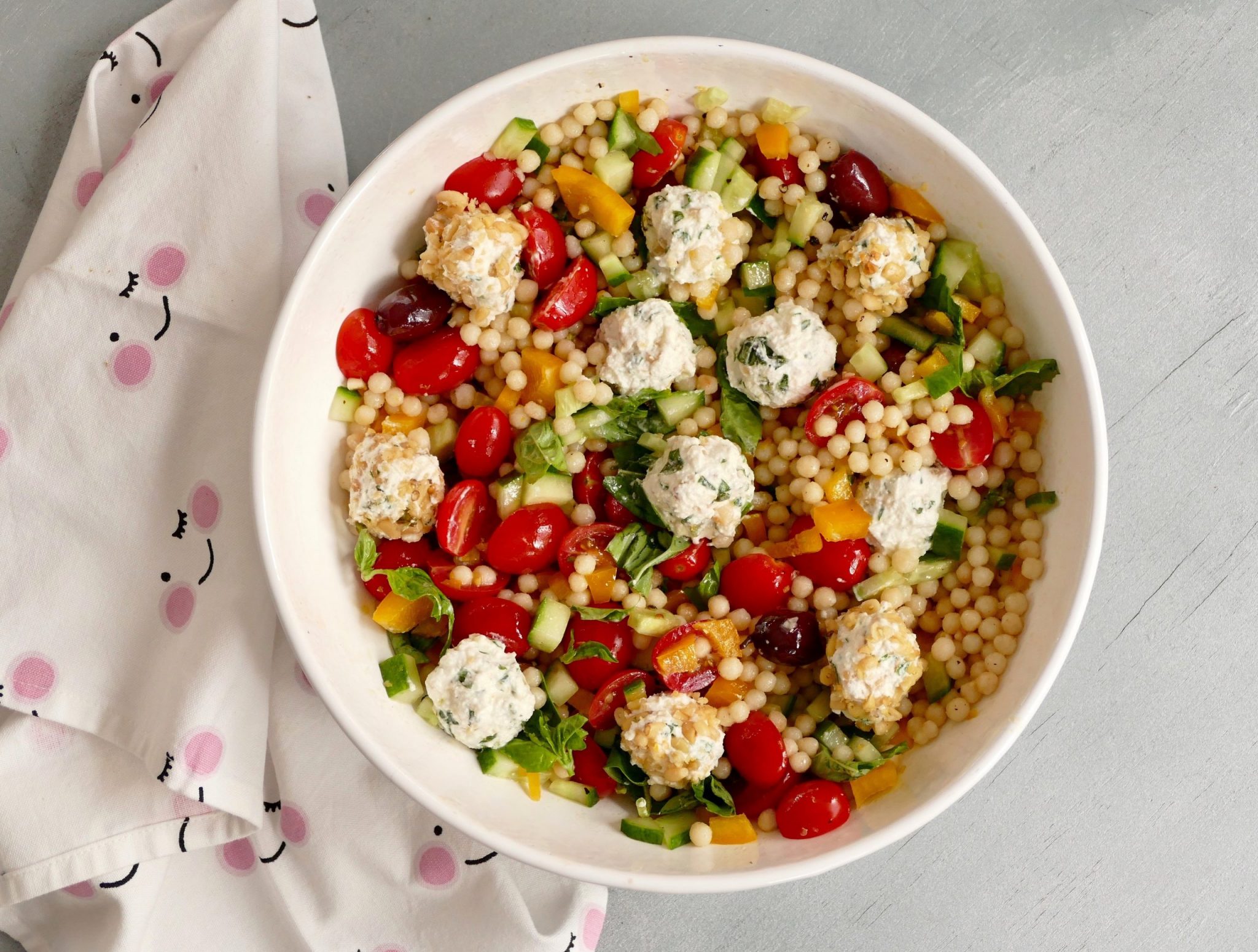 Salade de couscous perlé avec boules de feta et yogourt – UNE MÈRE ...