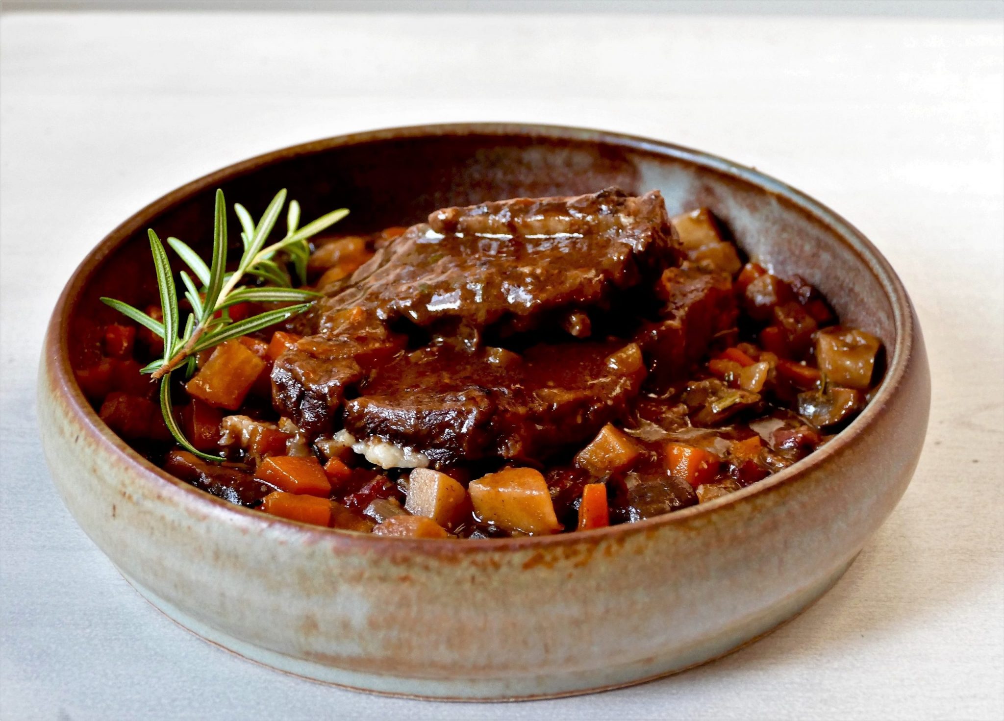 Bouts de côte (short ribs) de bœuf au vin rouge et aux légumes racines ...